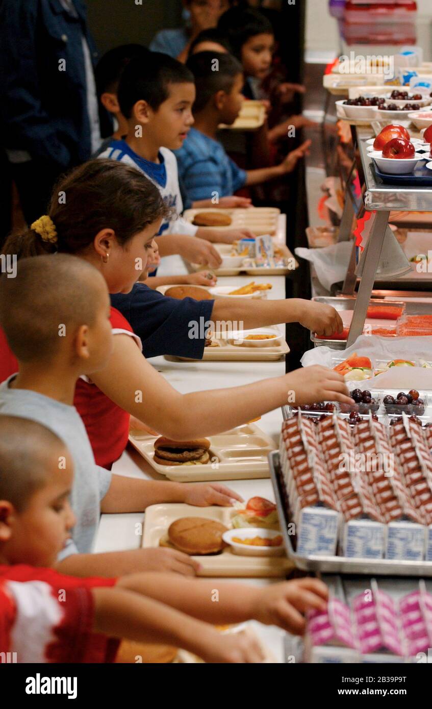 School cafeteria line hi-res stock photography and images - Alamy