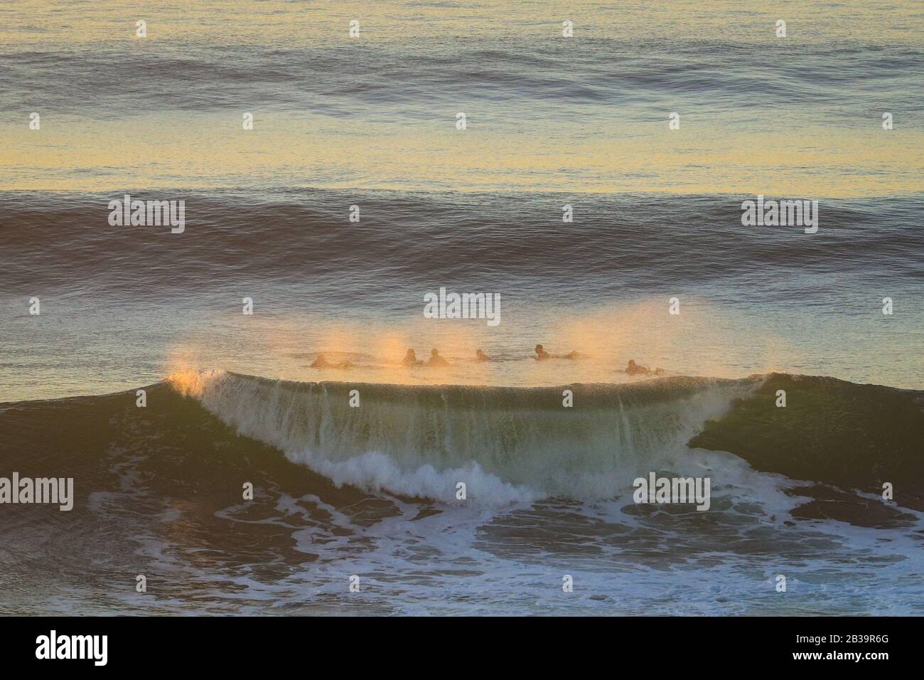 Surfing waves hi-res stock photography and images - Alamy