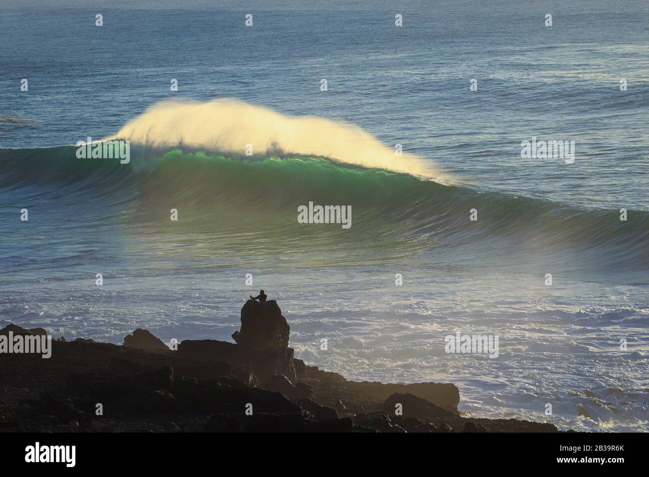 Strong wave hi-res stock photography and images - Alamy