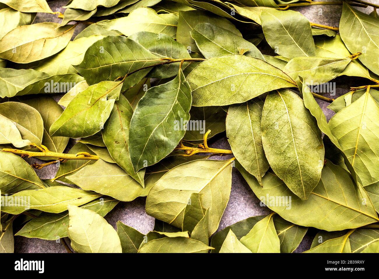 Bay leaves dried texture background, close up Stock Photo - Alamy