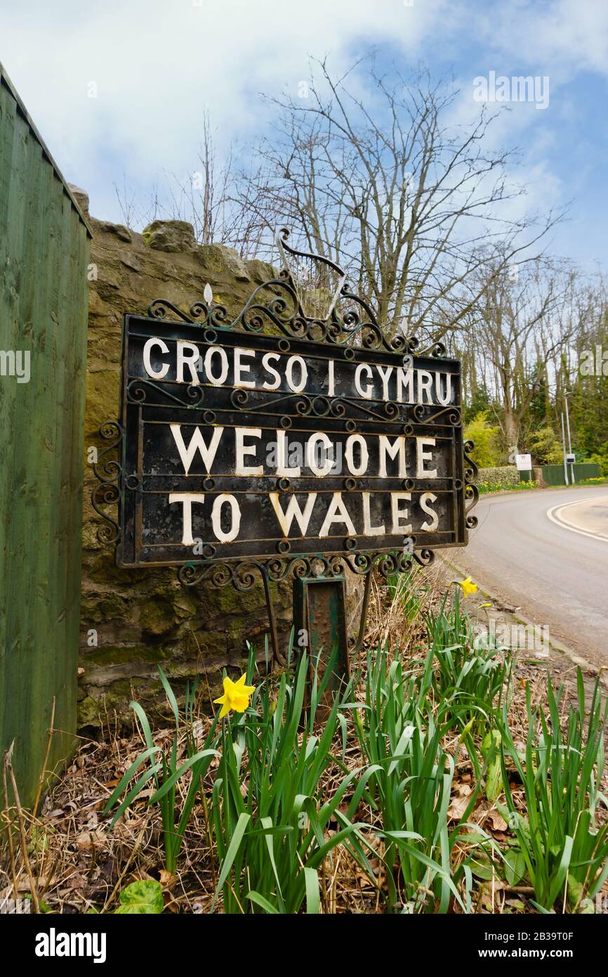 Welcome to wales road sign hi-res stock photography and images - Alamy