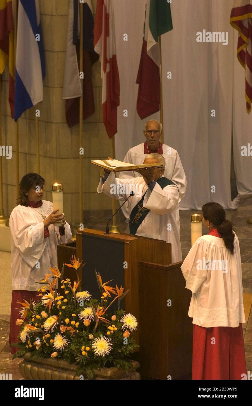 Hispanic priest mass hi-res stock photography and images - Alamy