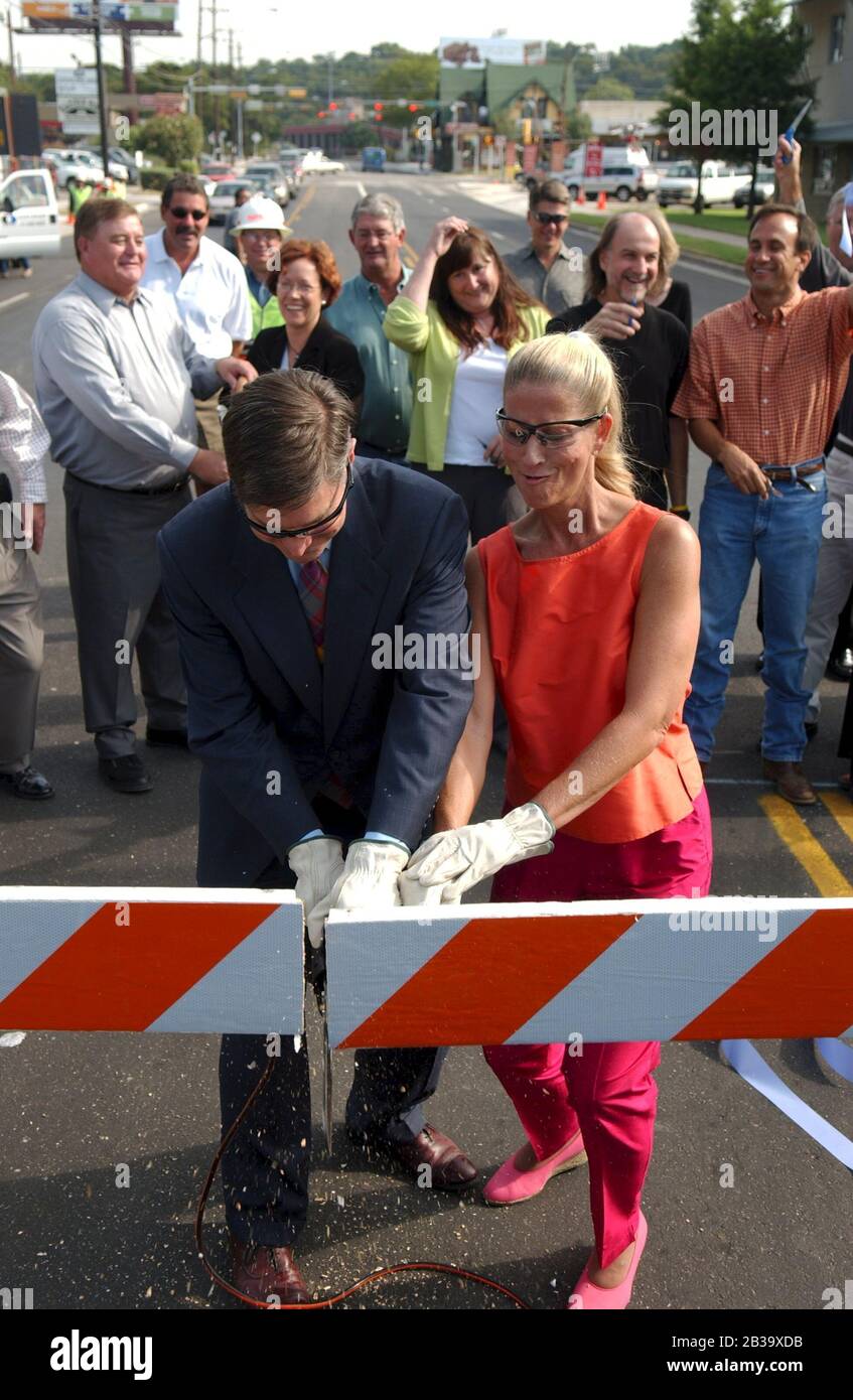Mayor ribbon cutting ceremony hi-res stock photography and images - Alamy