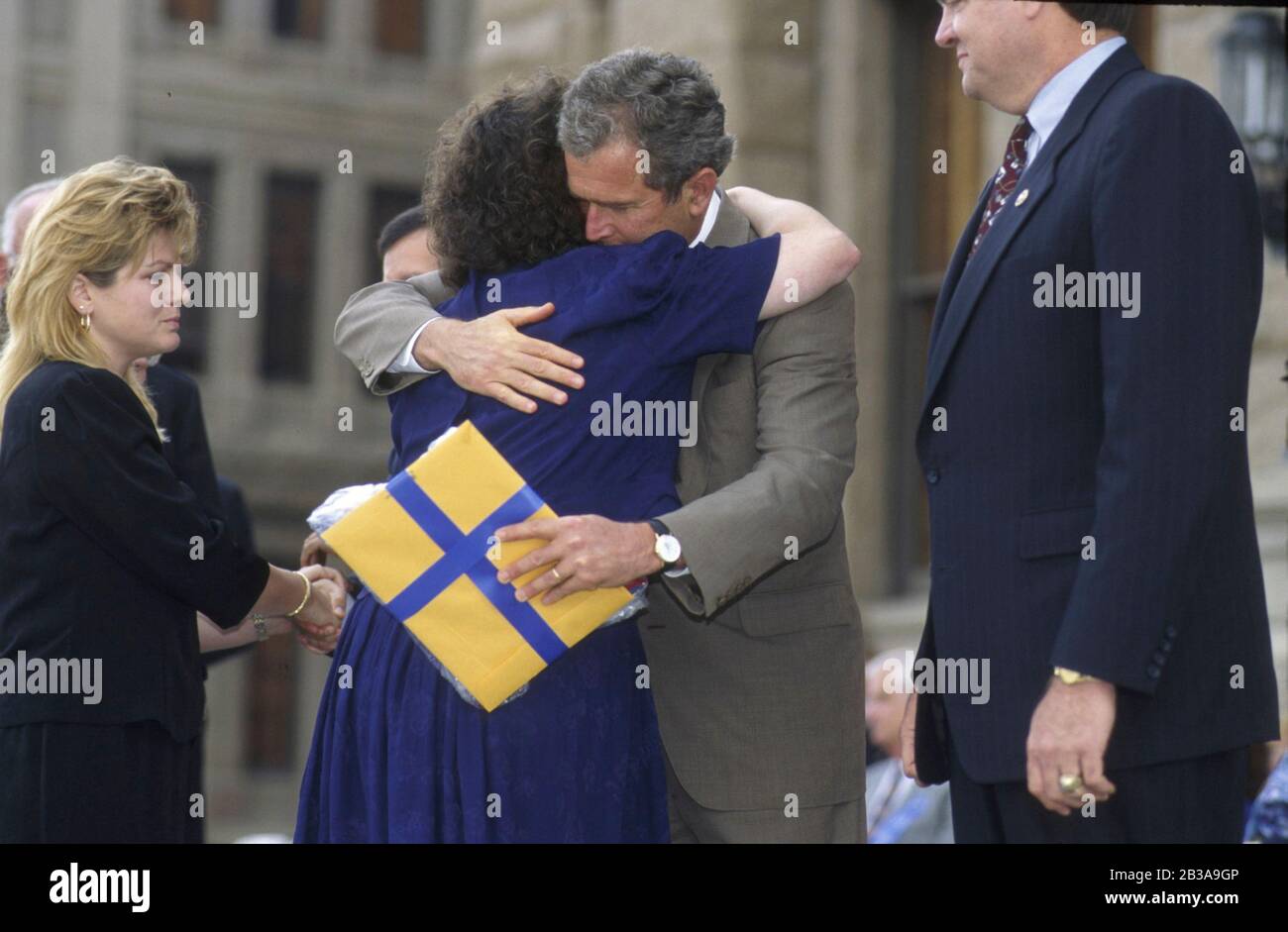 George w bush hugging hi-res stock photography and images - Alamy