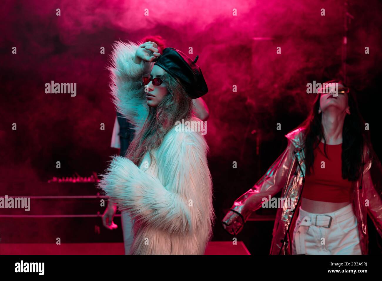 Girls dancing nightclub hi-res stock photography and images - Alamy