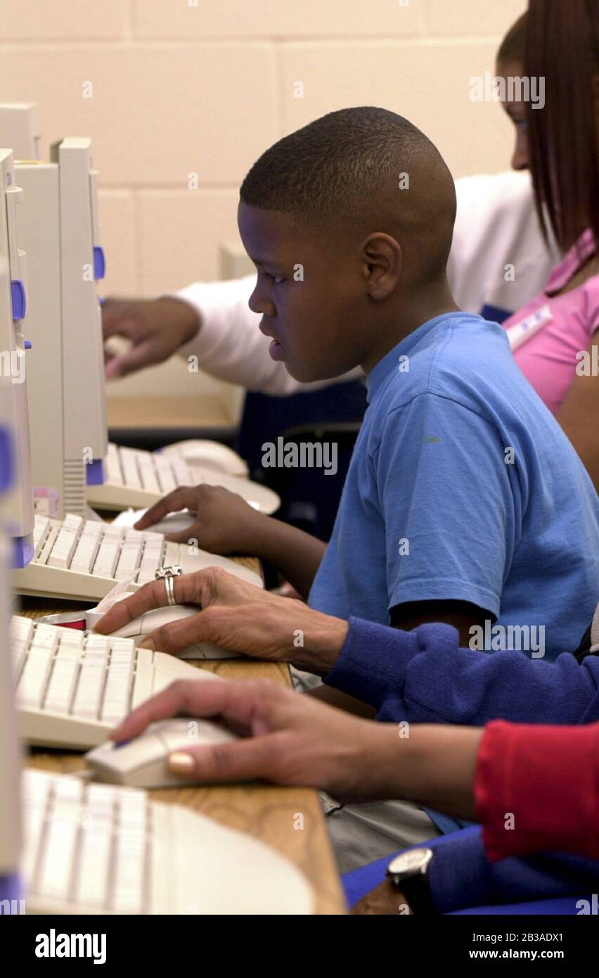 Fourth grade boy on computer hi-res stock photography and images - Alamy