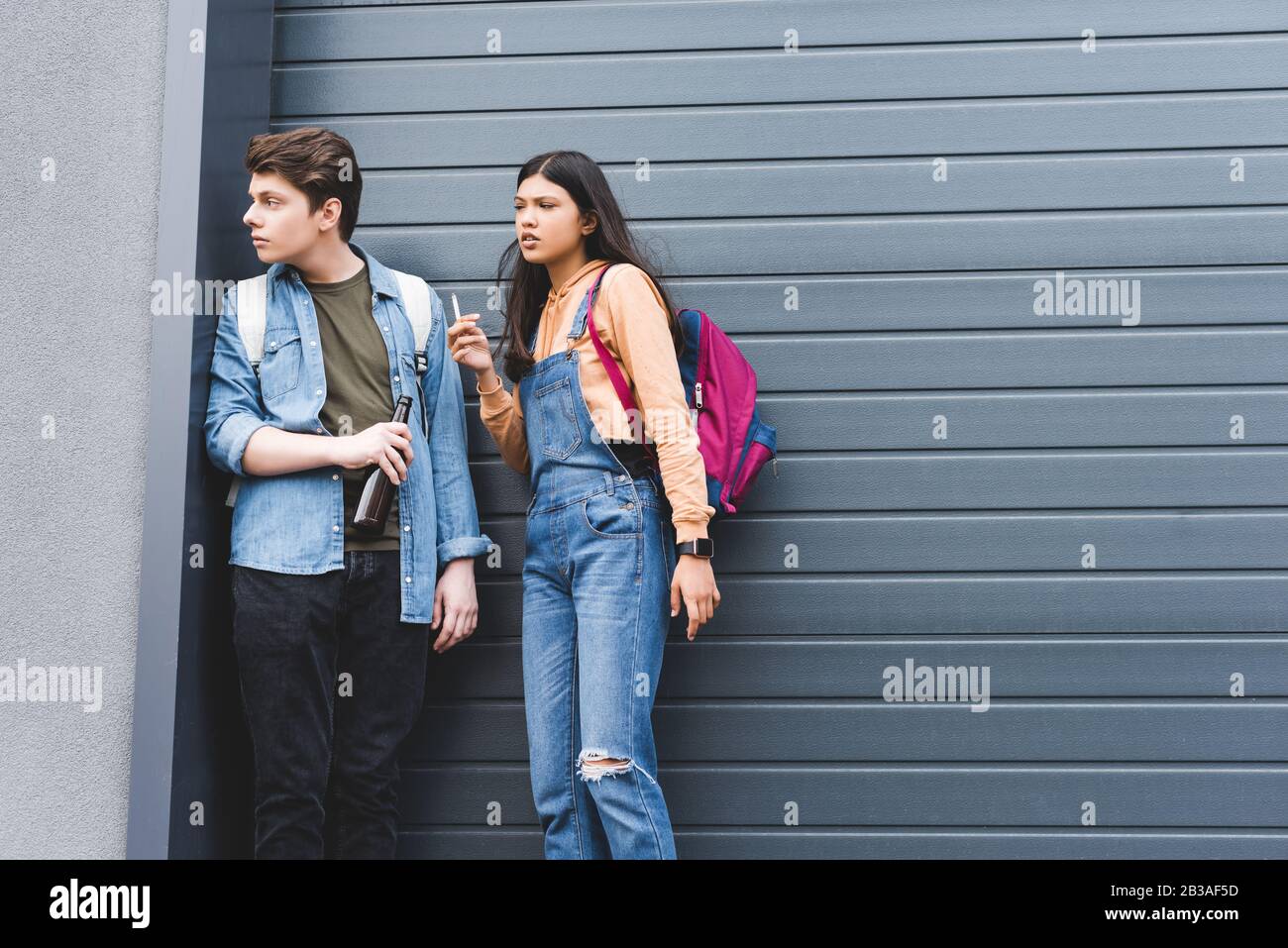 Teens smoking hi-res stock photography and images - Alamy