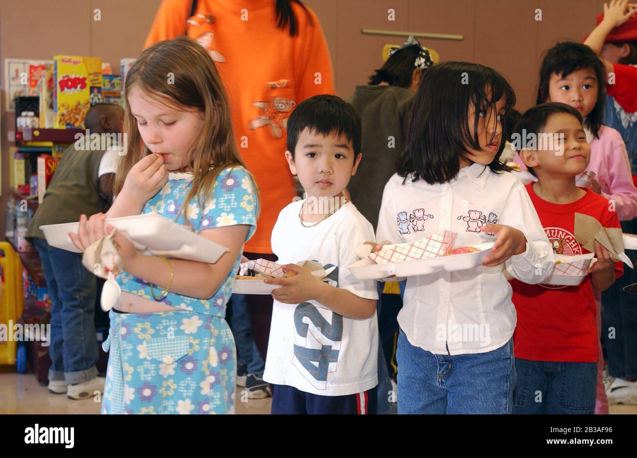 School lunchroom line students hi-res stock photography and images - Alamy