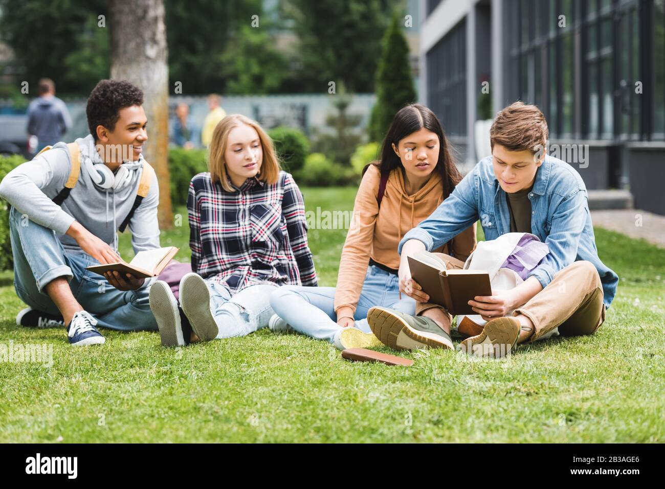 Teenagers reading book school hi-res stock photography and images - Alamy