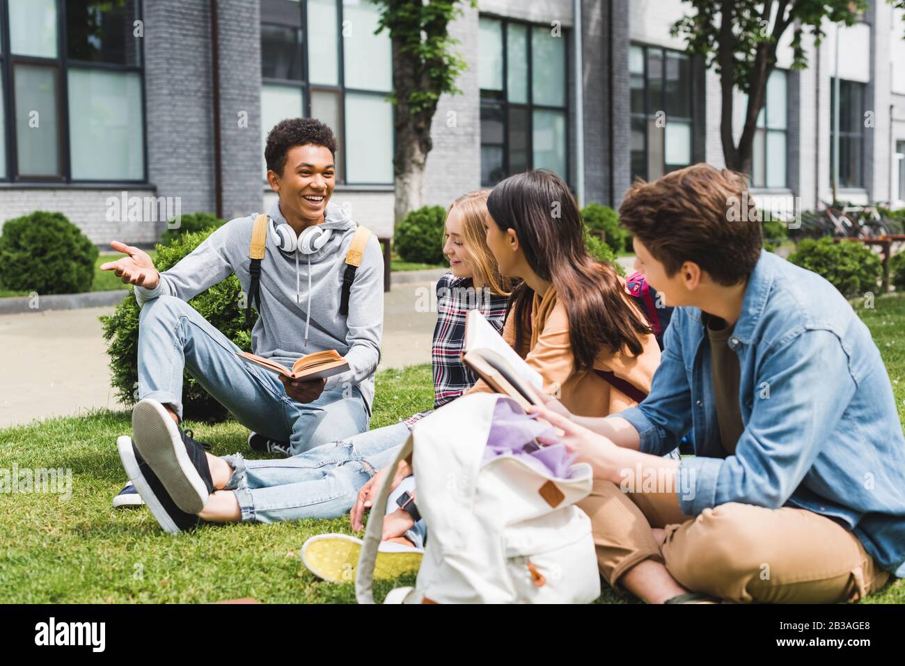 Teenagers school outside talking hi-res stock photography and images ...