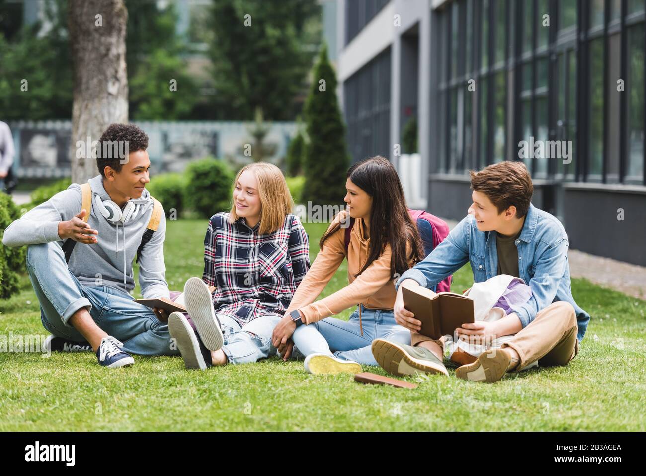 School outside talking teenagers hi-res stock photography and images ...