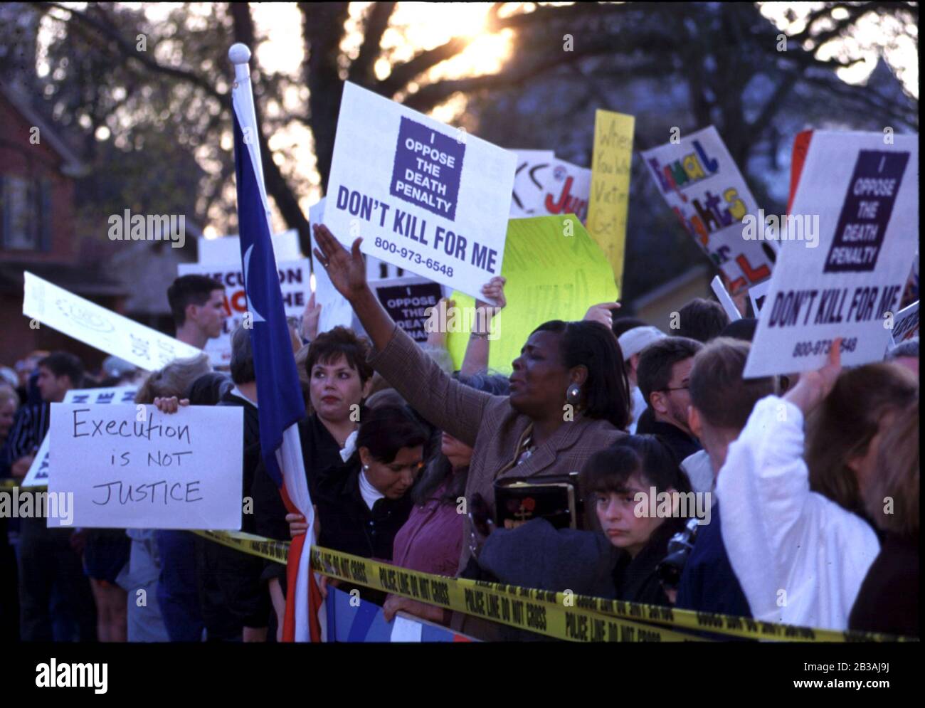 HUNTSVILLE, TEXAS USA, 0FEB 1998: Anti-death penalty advocates line a ...