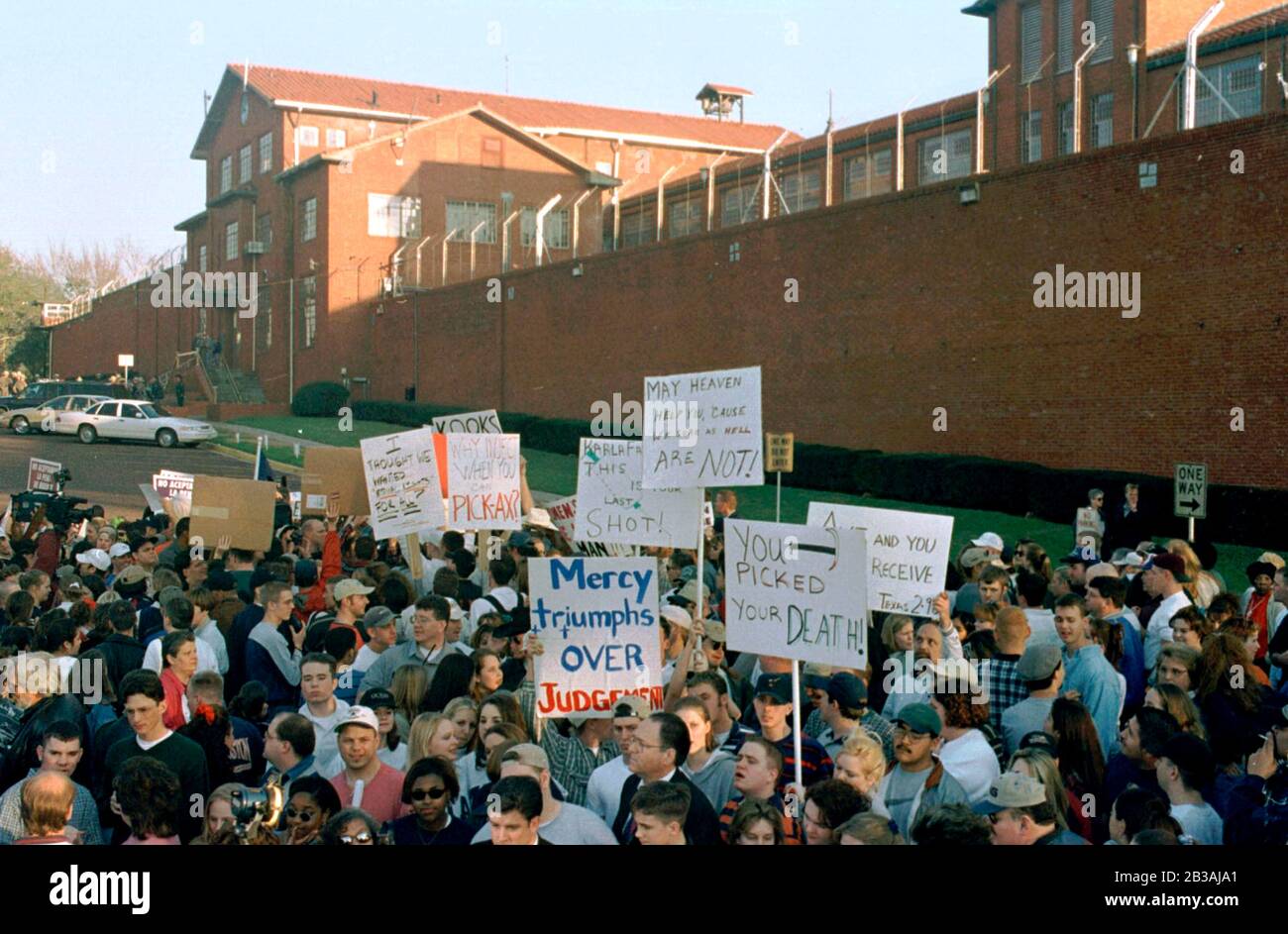 HUNTSVILLE, TEXAS USA, Feb. 3 1998:: Pro- and anti-death penalty ...