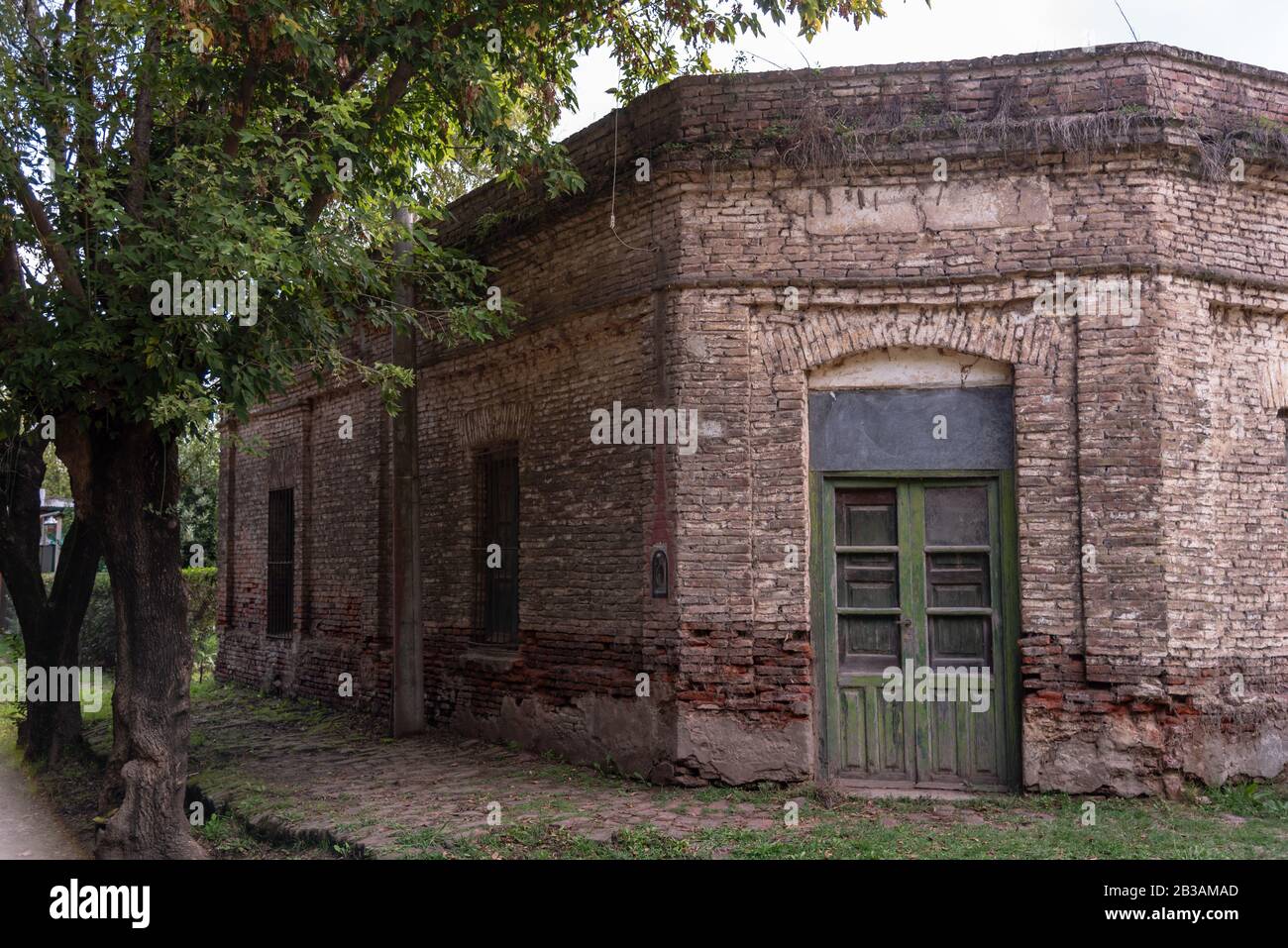 Old damaged rustic brick wall hi-res stock photography and images - Alamy