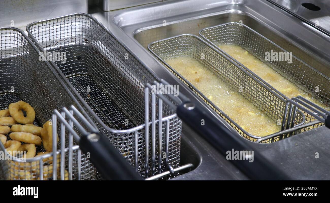 potato chips frying in a deep fryer Stock Photo - Alamy