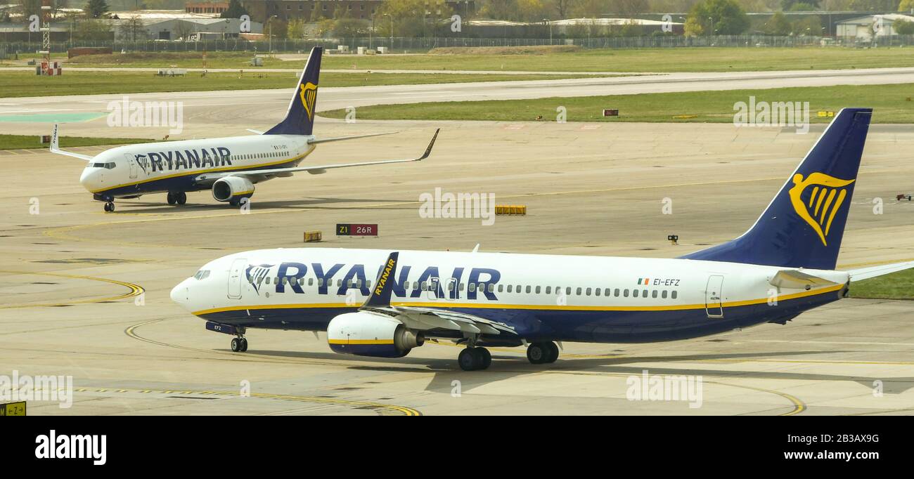 LONDON GATWICK AIRPORT - APRIL 2019: A departing Boeing 737 jet ...