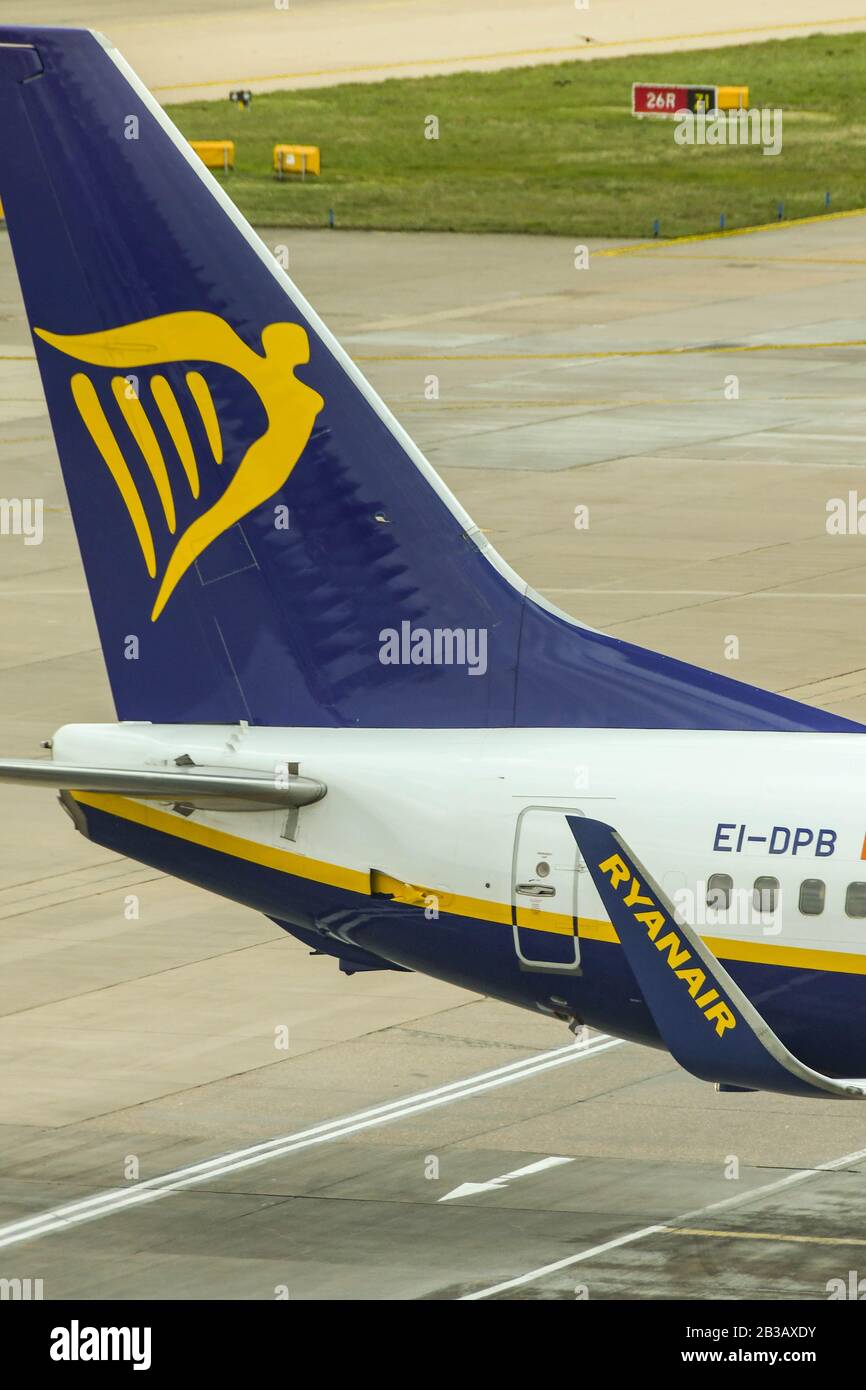 Ryanair plane tail hi-res stock photography and images - Alamy