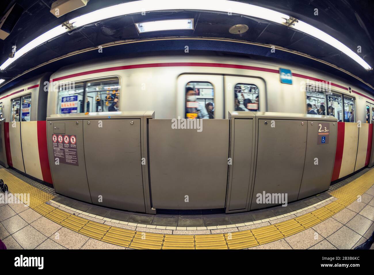 Tokyo subway hi-res stock photography and images - Alamy