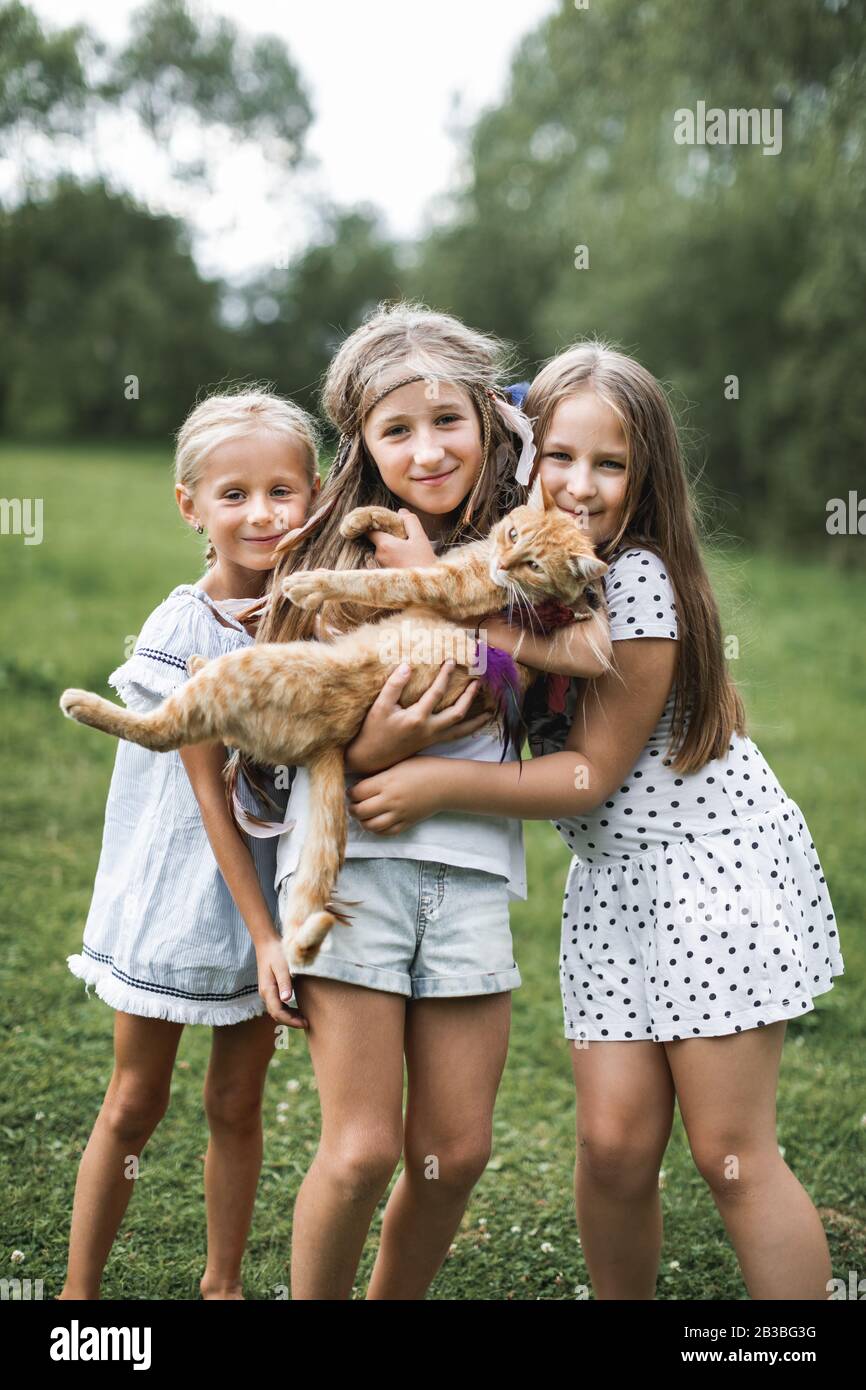 Three little girls hi-res stock photography and images - Alamy