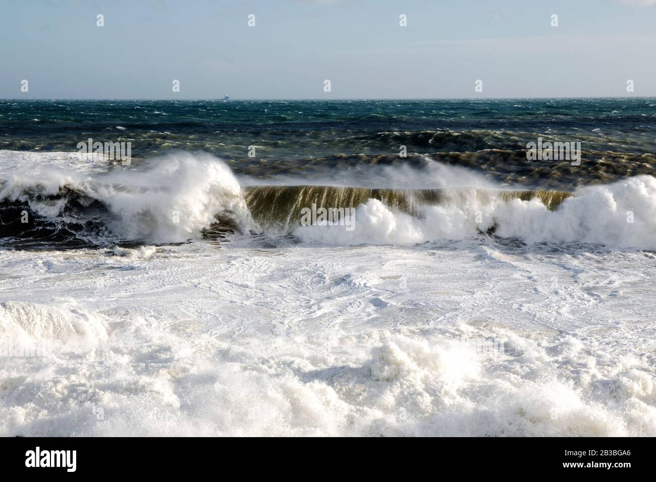 Stormy waves hi-res stock photography and images - Alamy