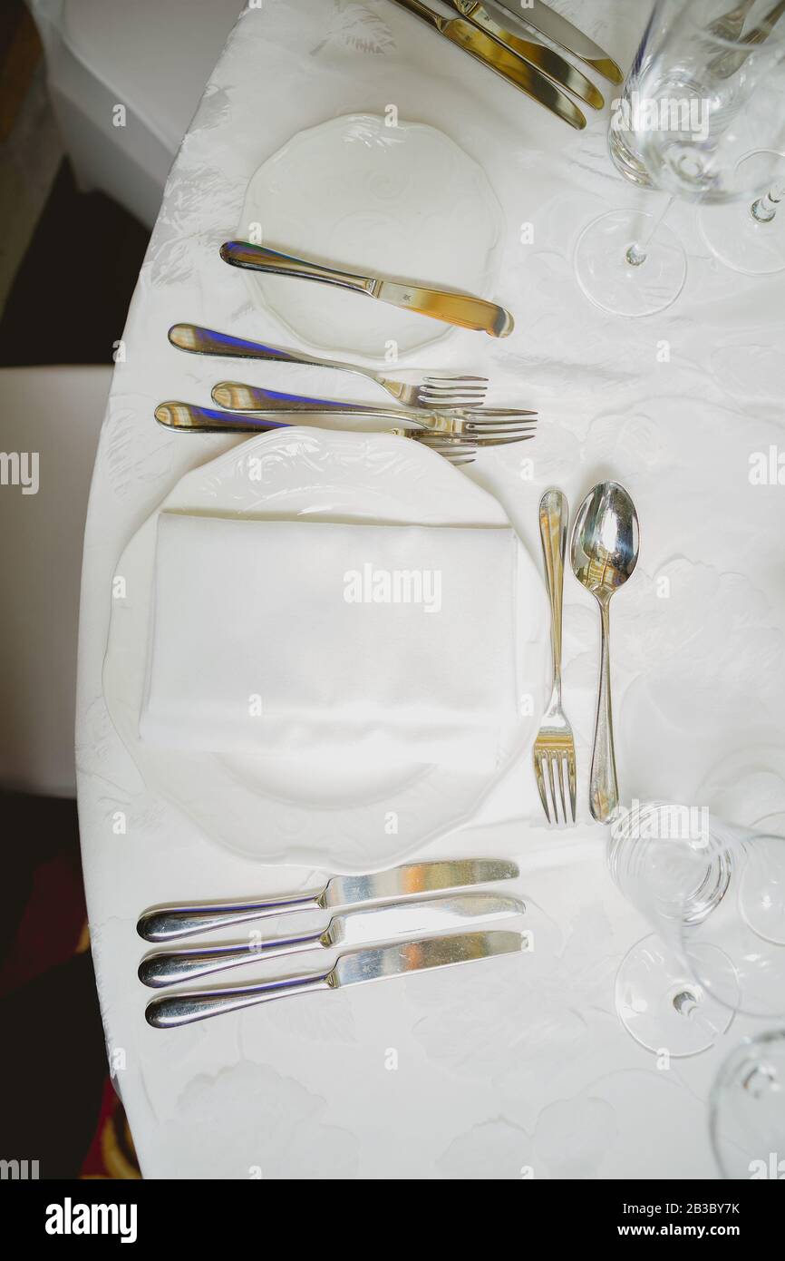 Luxury banquet table set up hi-res stock photography and images - Alamy