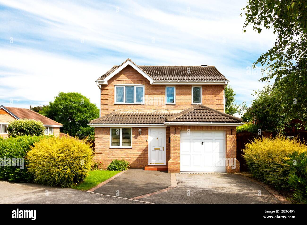 Semi detached house front garden hi-res stock photography and images ...