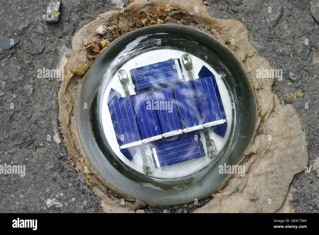 Solar powered street light hi-res stock photography and images - Alamy