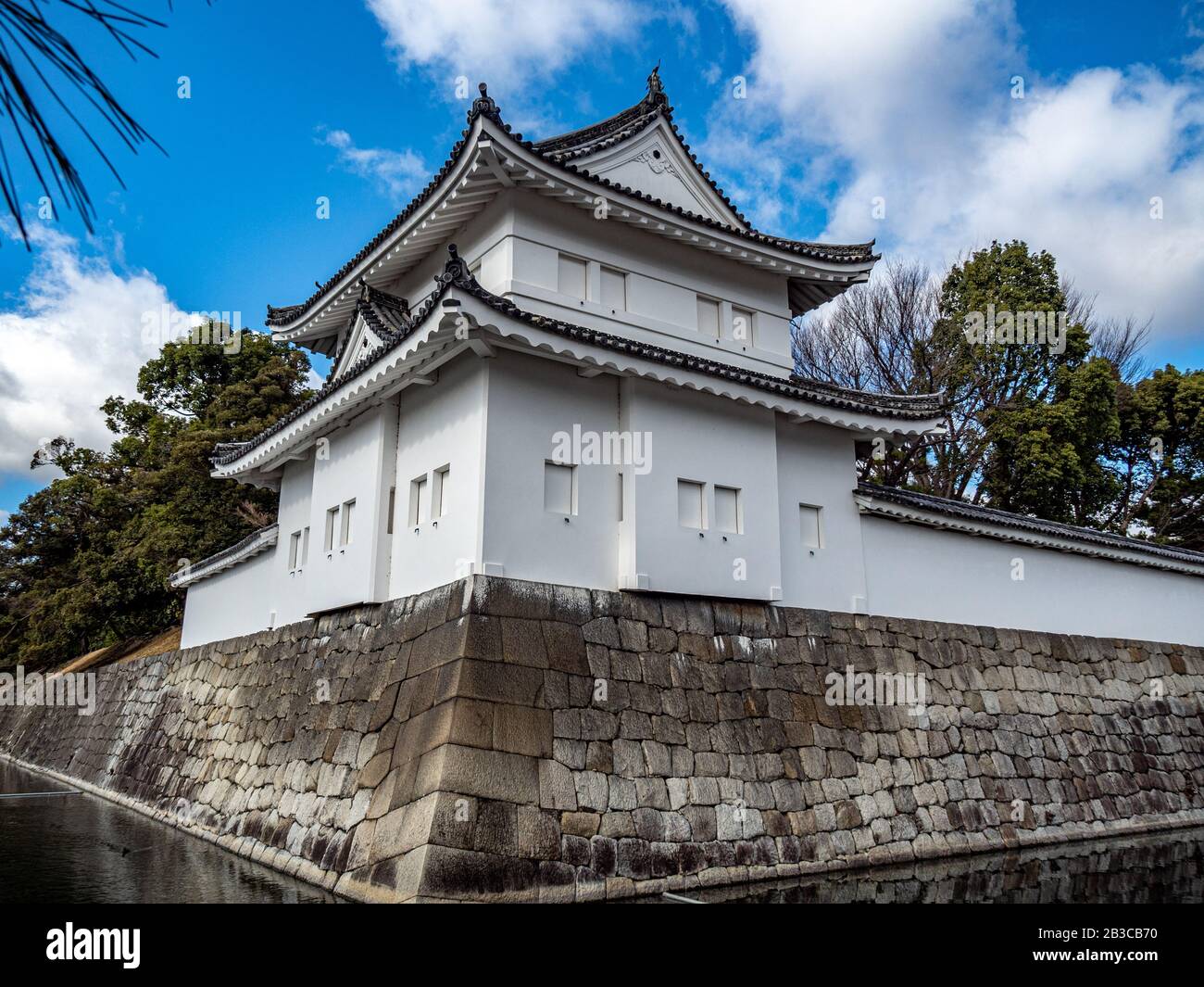 White guard house and moat surrounding Nijo Castle in Kyoto, Japan ...