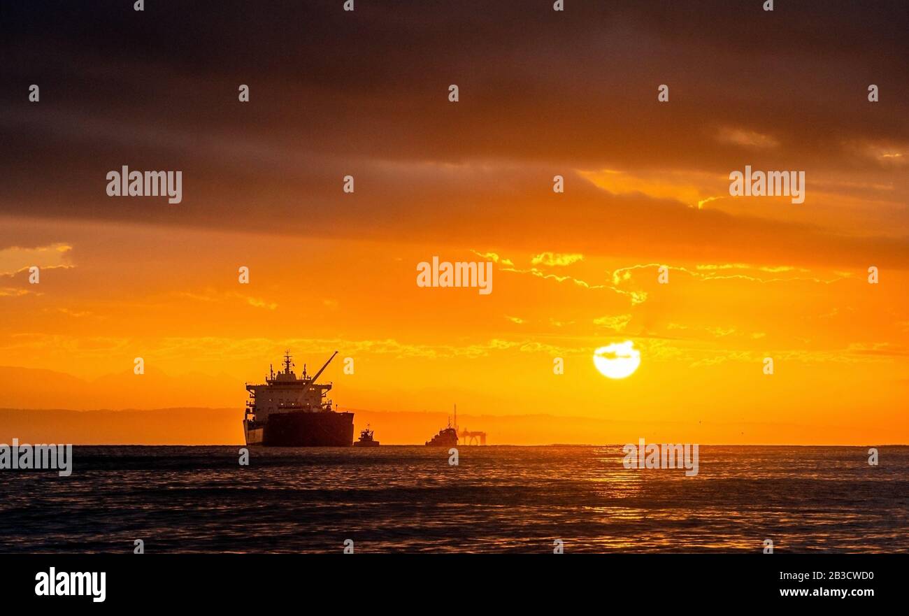 Cargo ship port sunrise hi-res stock photography and images - Alamy