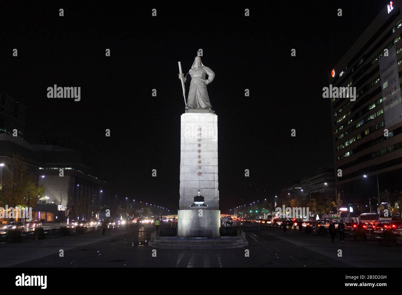 Admiral Yi Sun-sin in Gwanghwamun Square in Seoul Stock Photo - Alamy