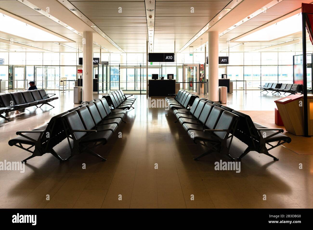 Empty international airport departure gates terminal flight waiting ...