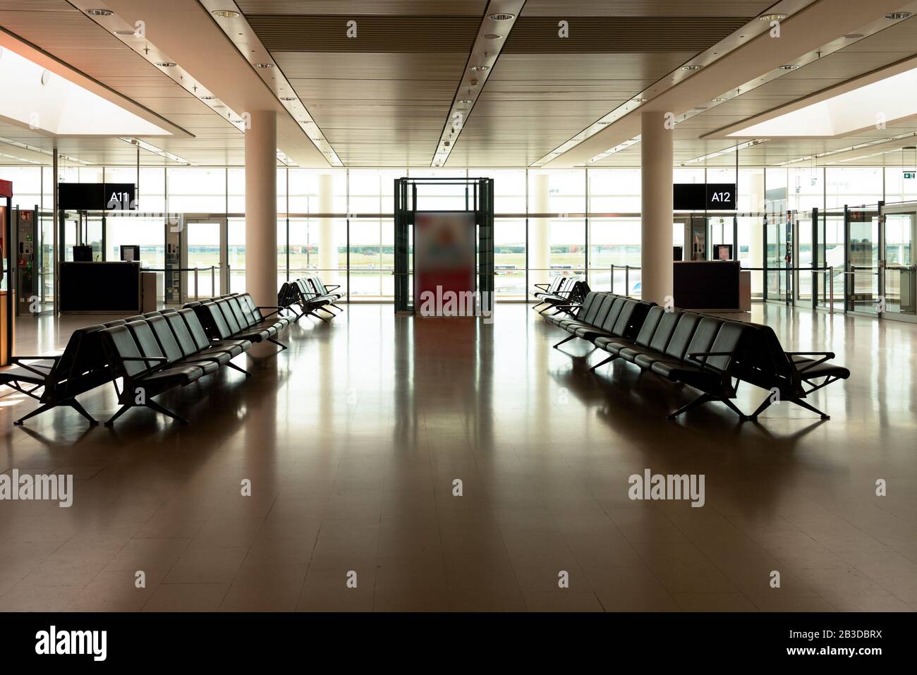 Empty international airport departure gates terminal flight waiting ...