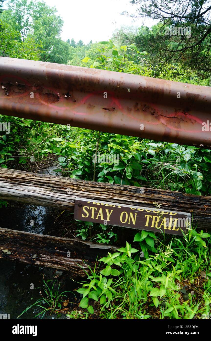 Stay on trail sign Stock Photo - Alamy