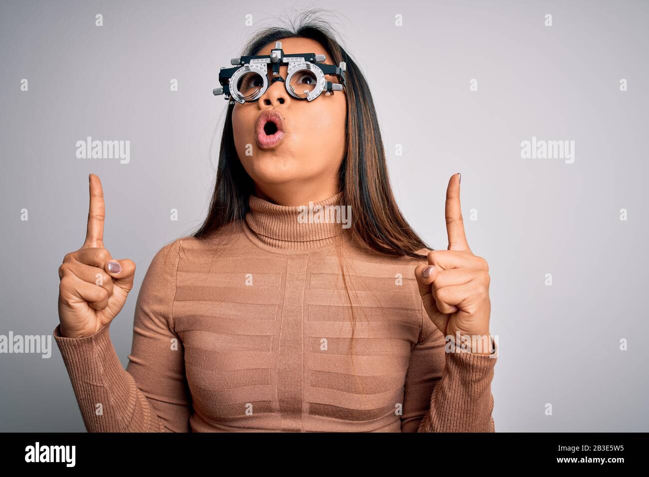 Young asian optical girl controlling eyesight using optometry glasses ...