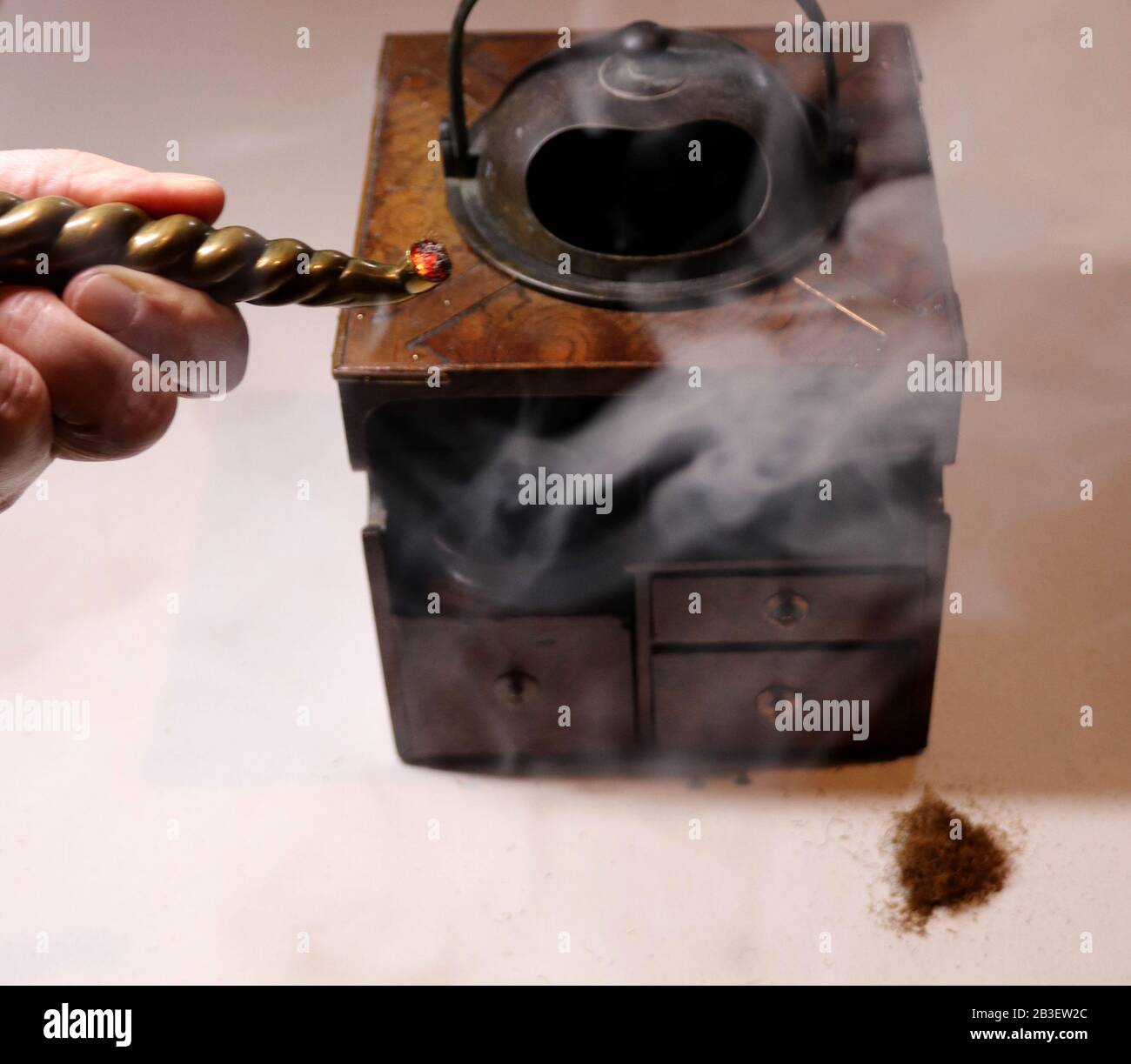 Smoking Japanese ancient smoking pipe (kiseru Stock Photo - Alamy