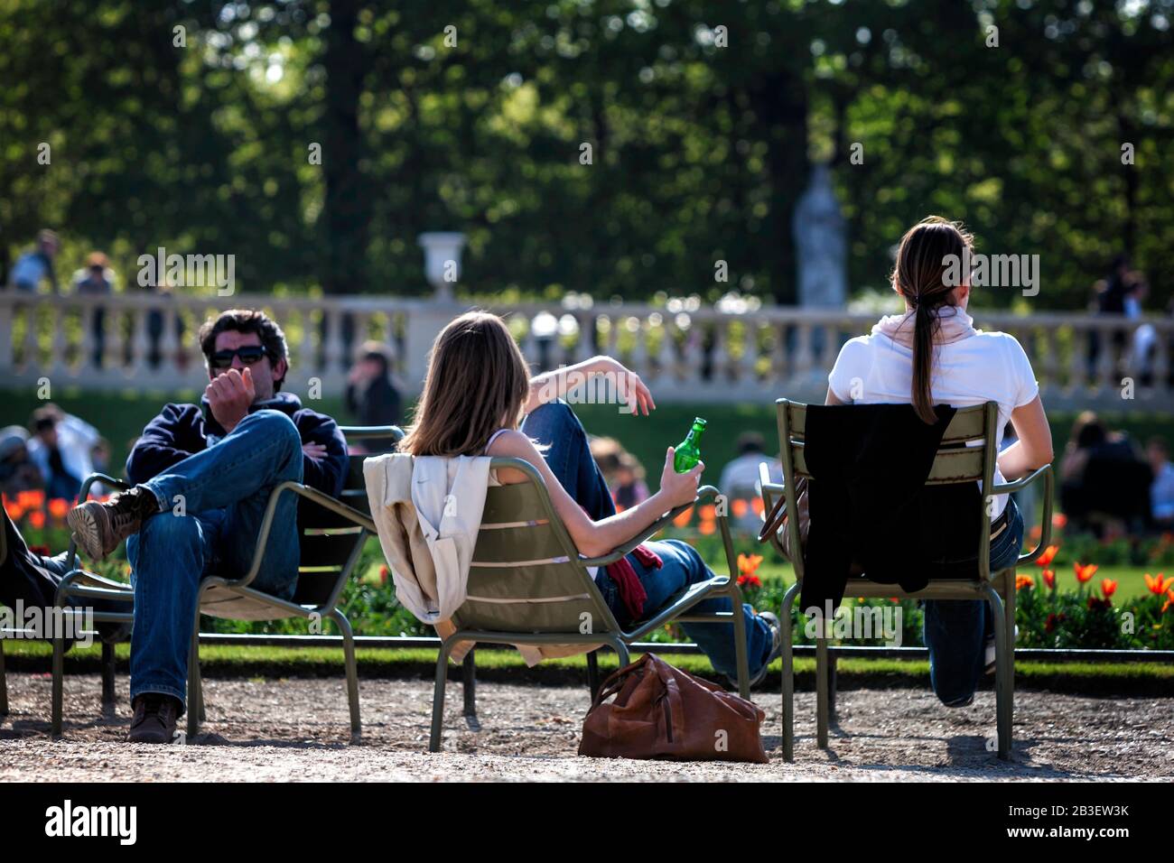 Everyday life on a sunny Saturday afternoon in early spring. Jardin du ...