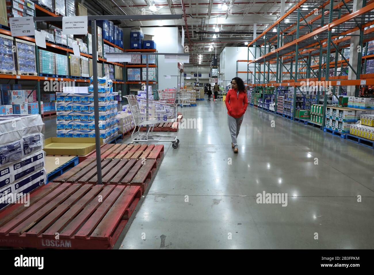 Costco shelves hi-res stock photography and images - Alamy