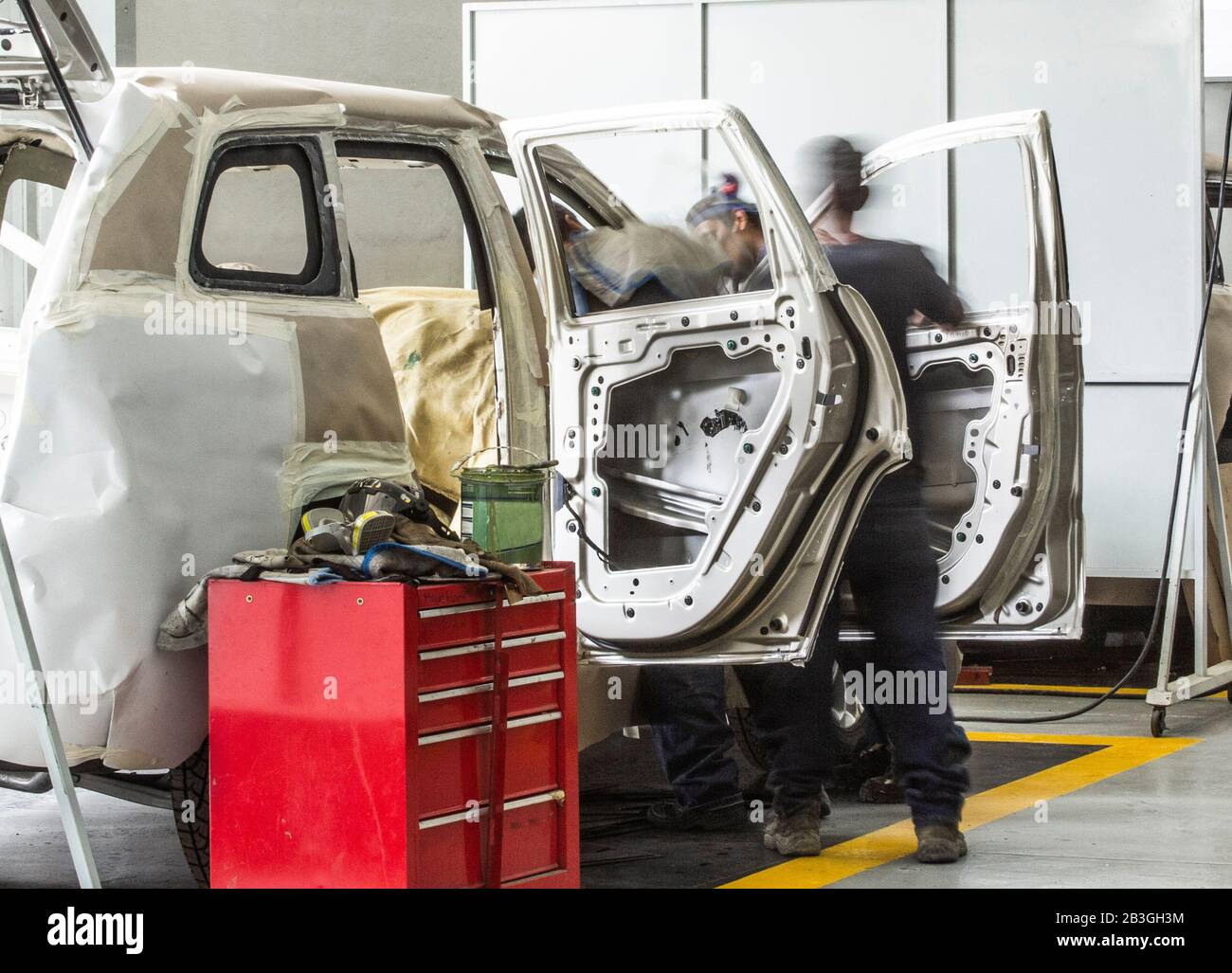 Repair and painting center of vehicles, work area for cars, mechanical ...