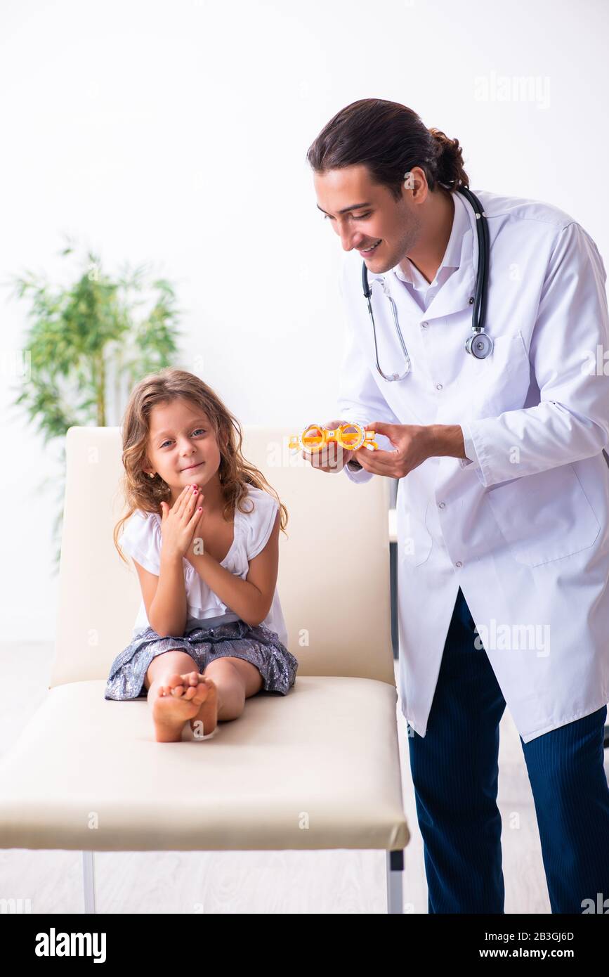 The young doctor pediatrician with small girl Stock Photo - Alamy