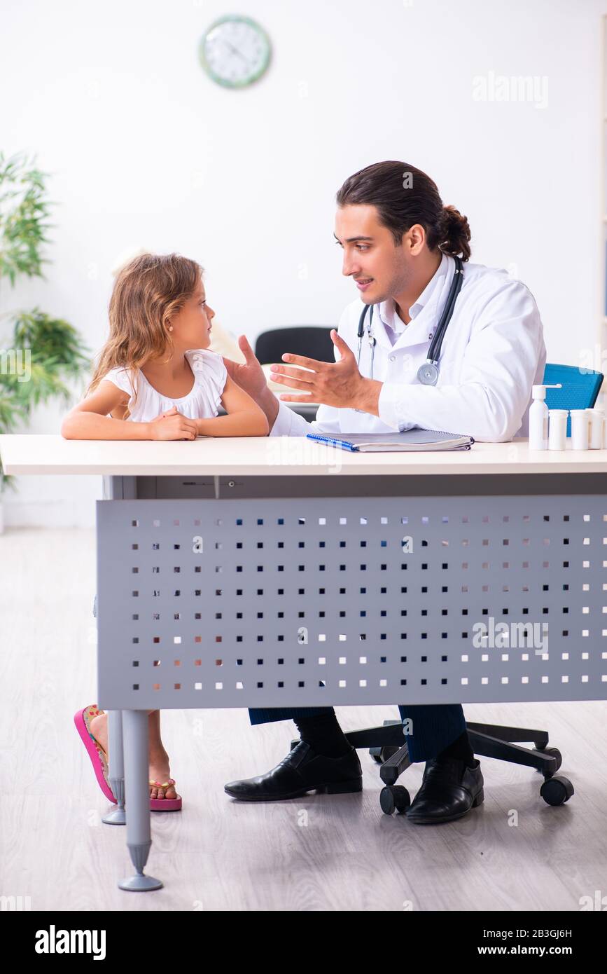 The young doctor pediatrician with small girl Stock Photo - Alamy The young doctor pediatrician with small girl Stock Photo - Alamy