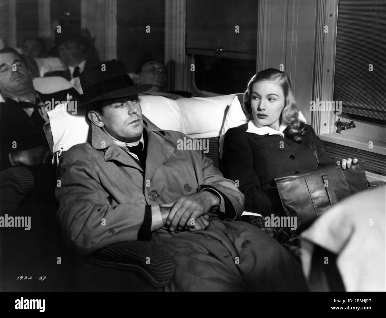 ALAN LADD and VERONICA LAKE in Train Carriage eye each other ...