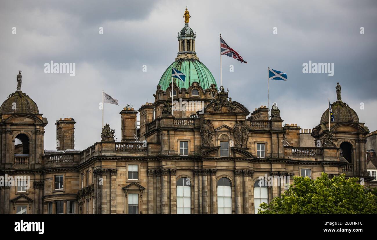EDINBURGH, UNITED KINGDOM - MAY 30, 2019: Famous central streets and ...