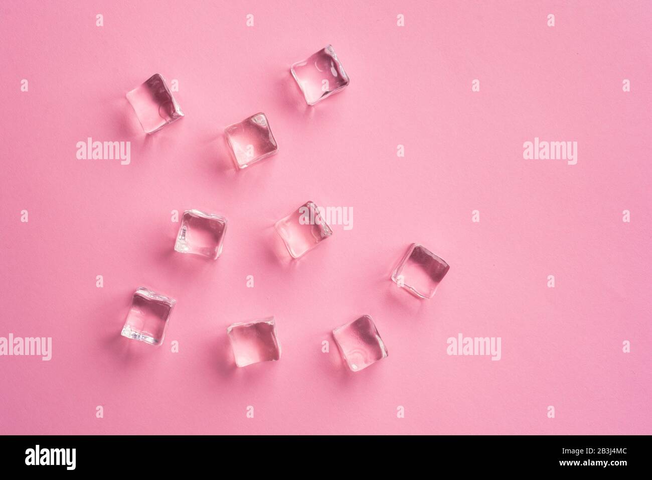 Ice cubes on pink background. Flat lay Stock Photo - Alamy