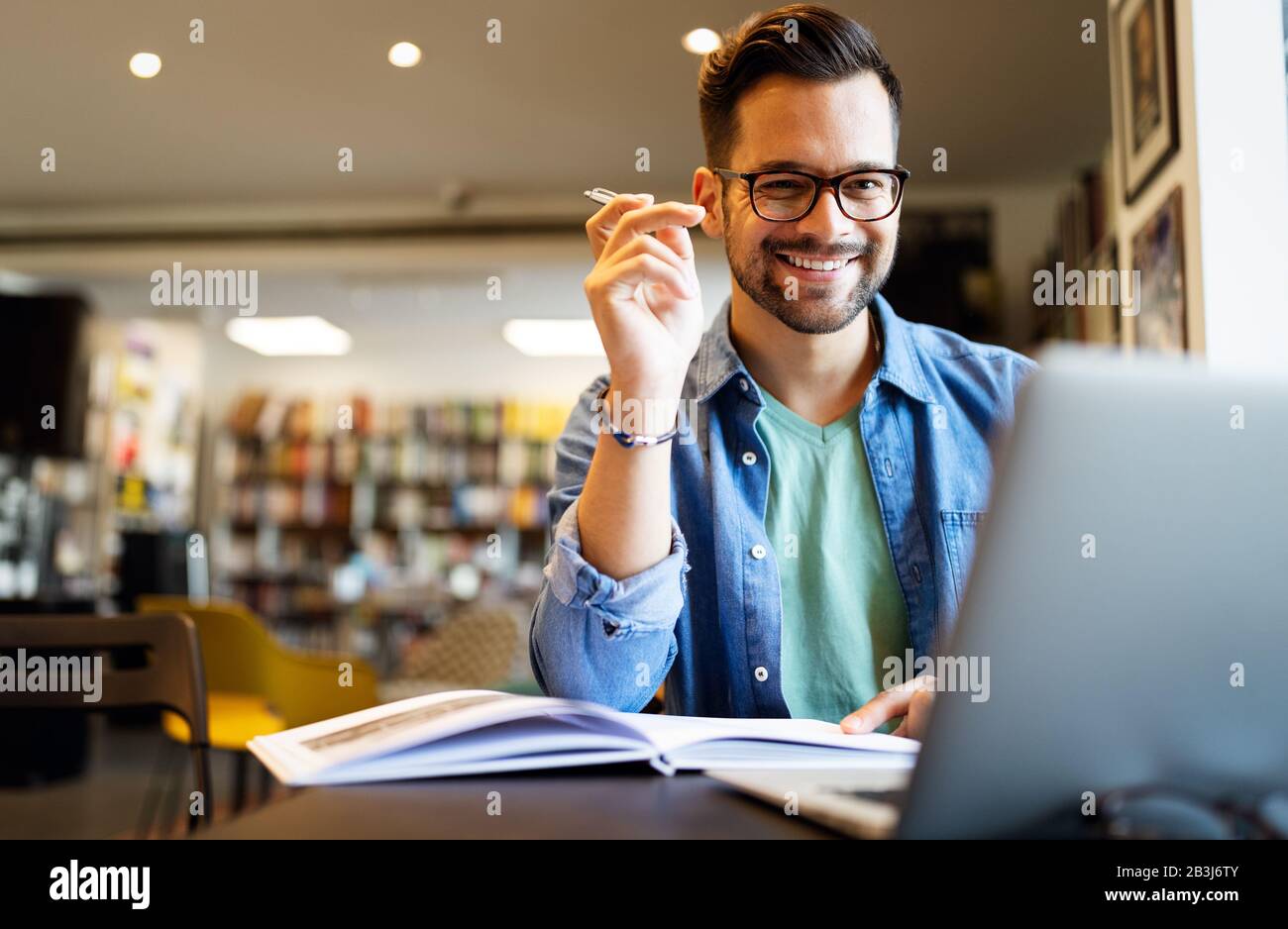 Male college student business hi-res stock photography and images - Alamy