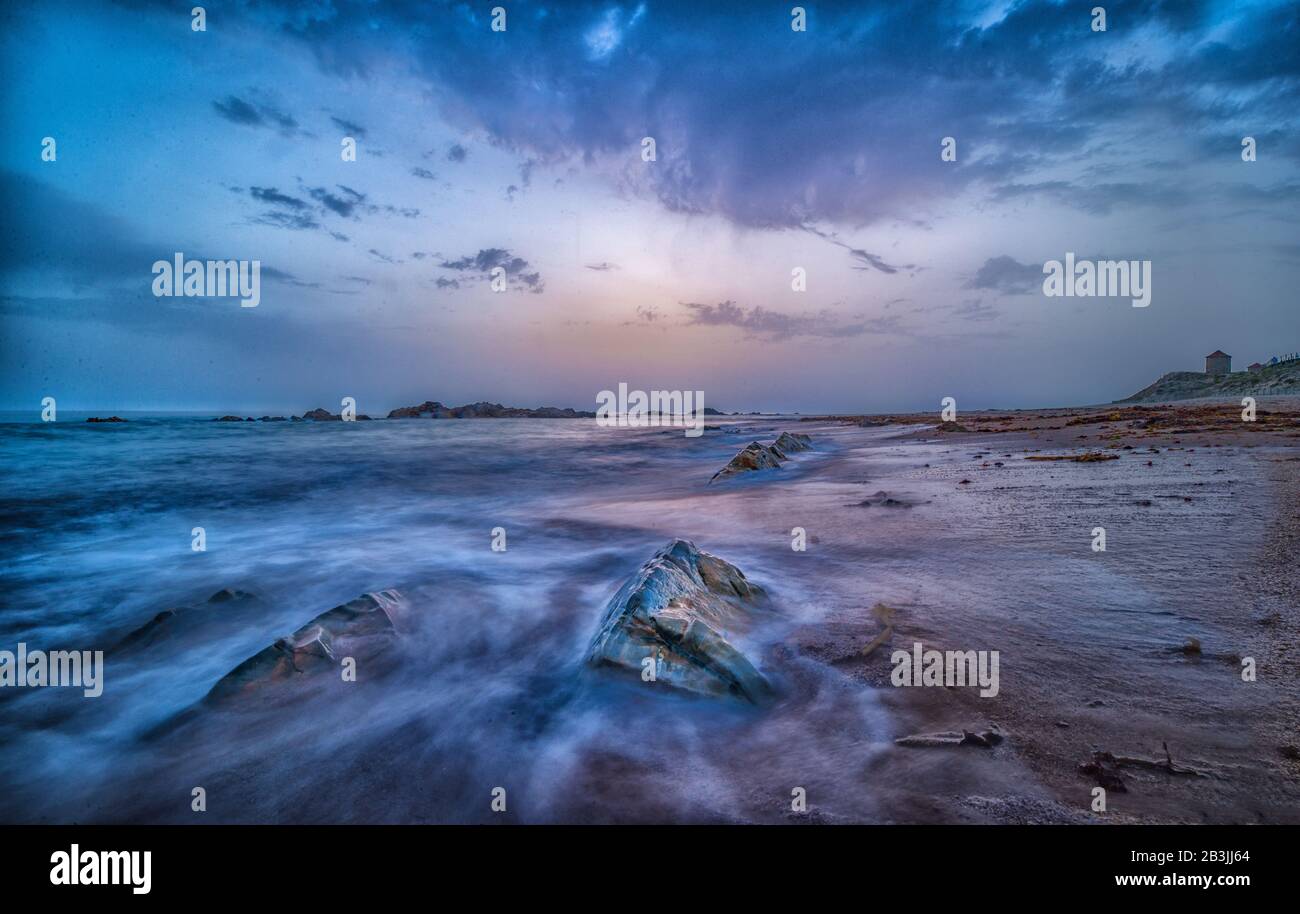 Tide over rocks hi-res stock photography and images - Alamy