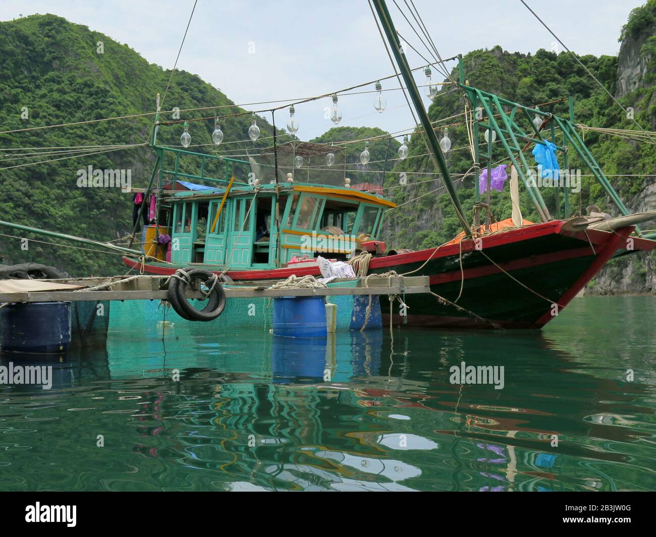 Fischerboot, schwimmendes Fischerdorf, Halong-Bucht, Vietnam Stock ...