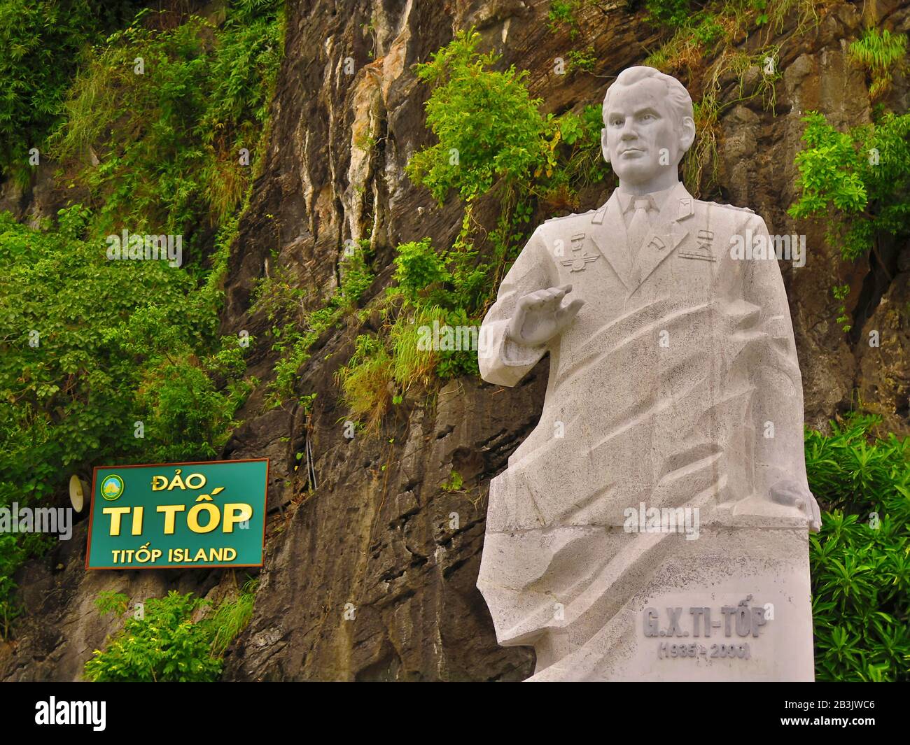 Statue Gherman Titov, Titop-Insel, Halong-Bucht, Vietnam Stock Photo ...
