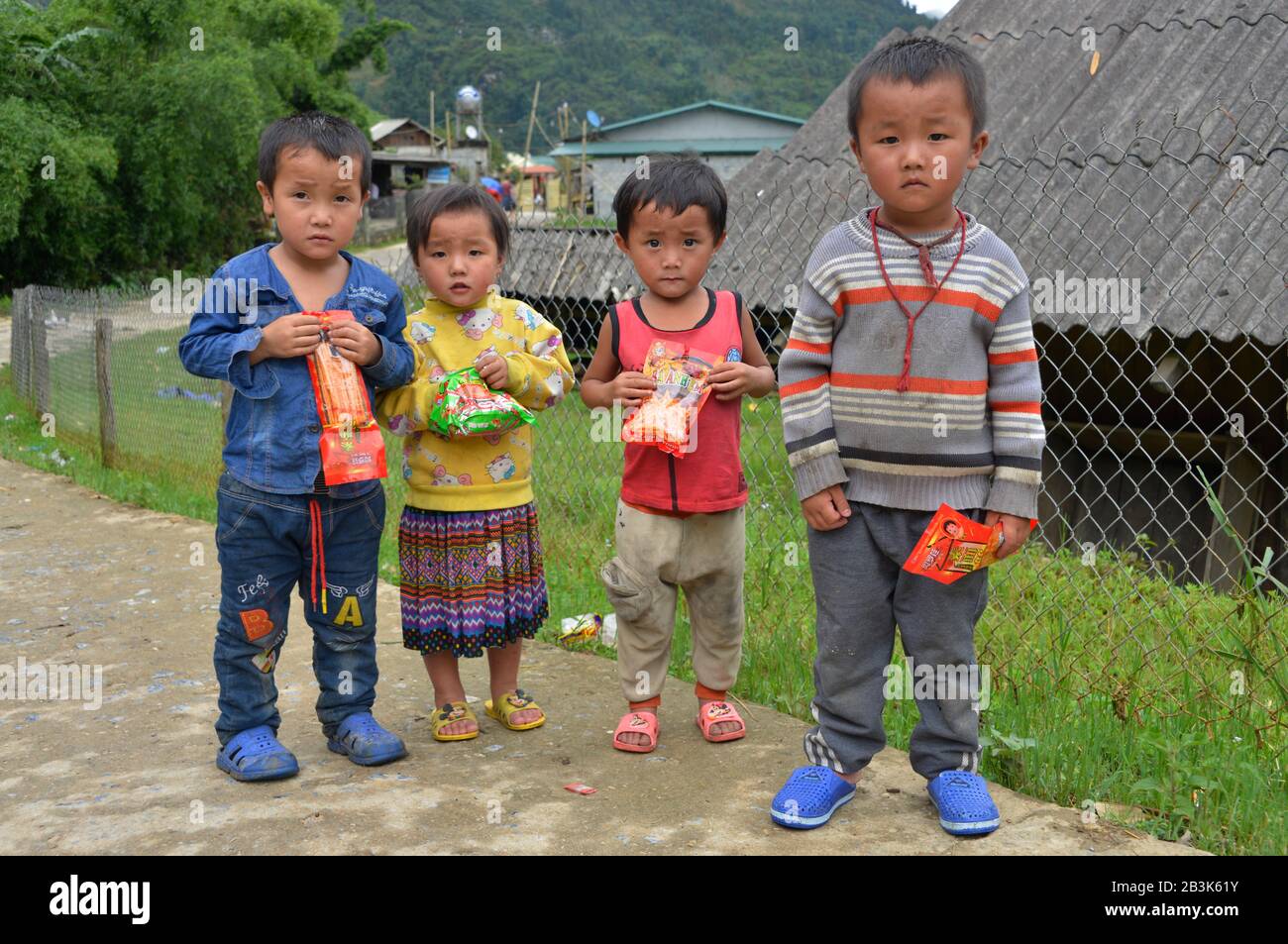 Kinder, Rote Hmong, Tha Pin, Vietnam Stock Photo - Alamy