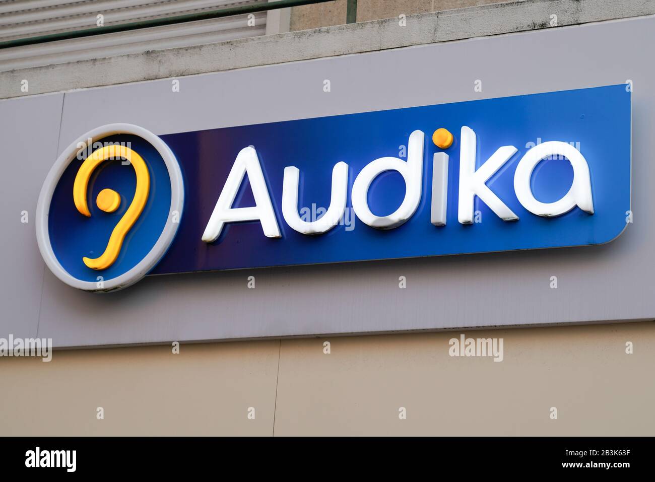 Bordeaux , Aquitaine / France - 01 15 2020 : Audika logo sign shop ...