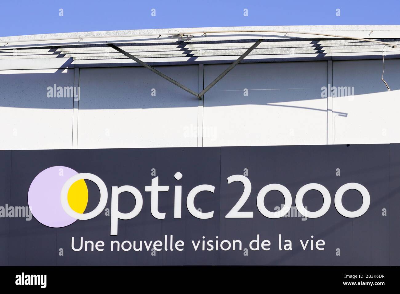 Bordeaux , Aquitaine / France - 01 15 2020 : Optic 2000 logo shop sign ...